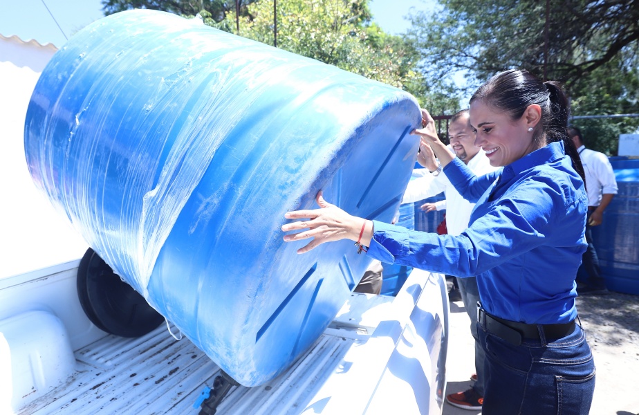 Entrega Ale 55 tinacos en Noria de Septién - ContrapuntoNews